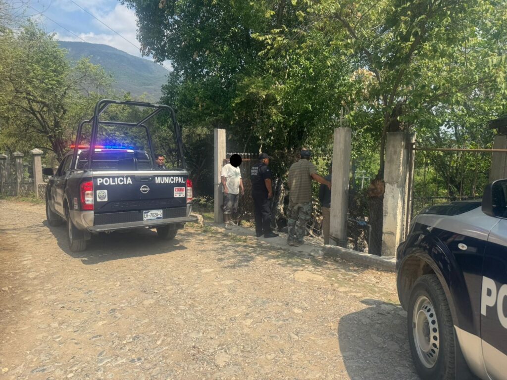 Vuelca vehículo y termina al interior de una vivienda, en Jalpan ...
