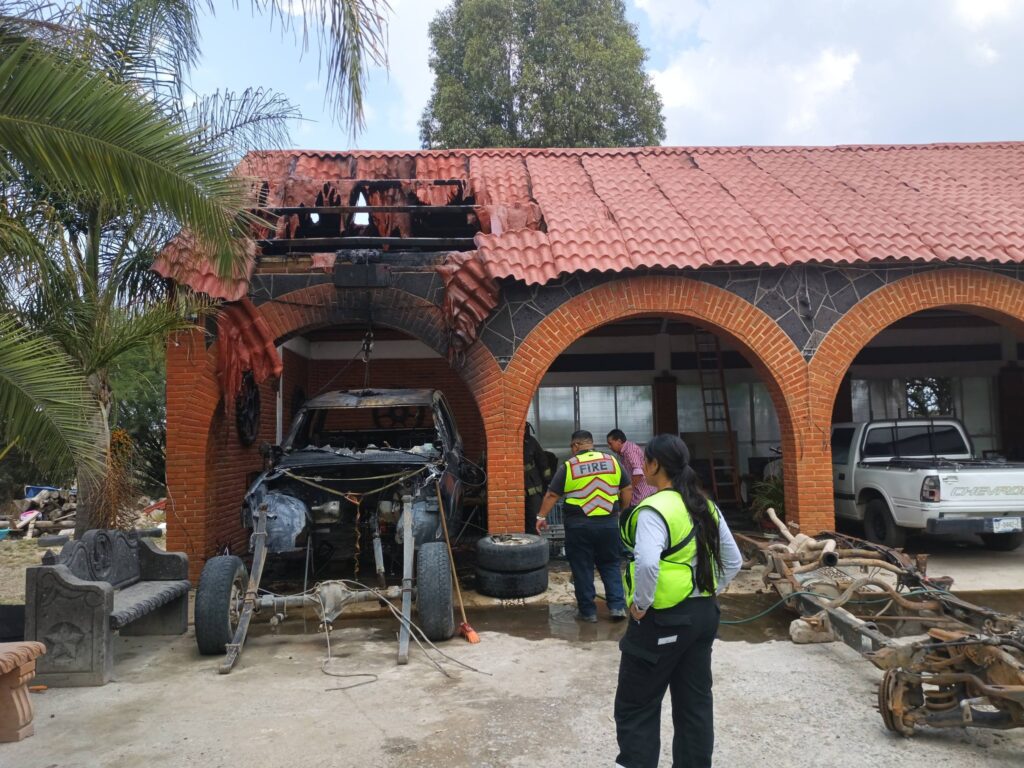 Incendio de vehículo se extiende a techumbre - Noticias de Querétaro