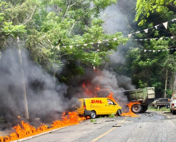 Fuerte choque provoca incendio en camioneta de paquetería y camión ...