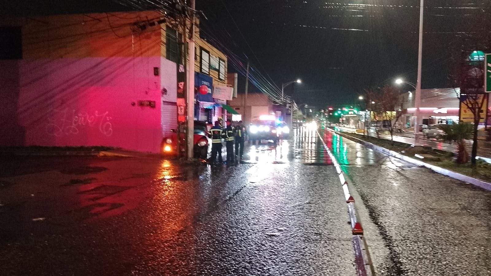 Auto choca contra poste en Pie de la Cuesta - Noticias de Querétaro