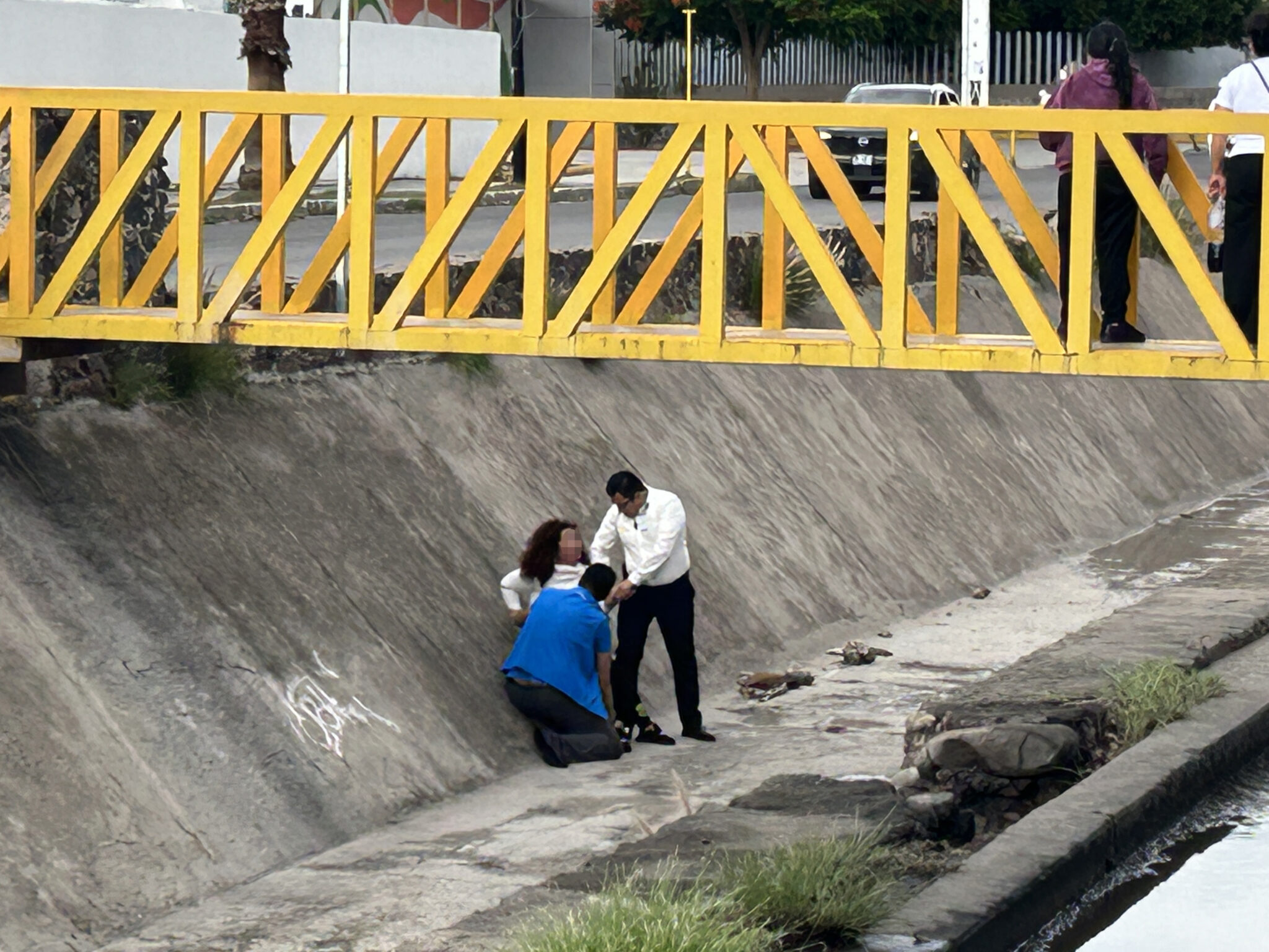 Persiguen a presunta fardera hasta un dren en Av. Candiles - Noticias ...