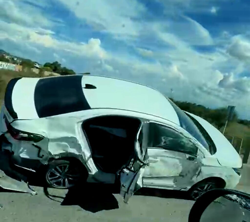 Auto queda embancado en muro divisorio del Lib. Norponiente - Noticias ...