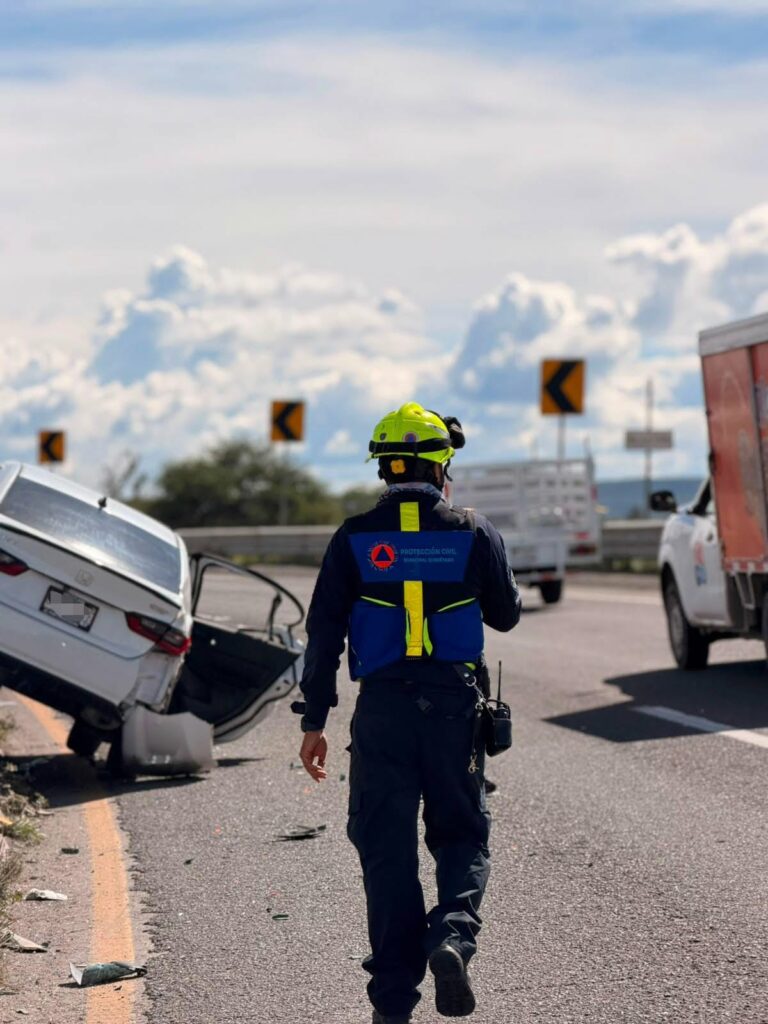 Auto queda embancado en muro divisorio del Lib. Norponiente - Noticias ...