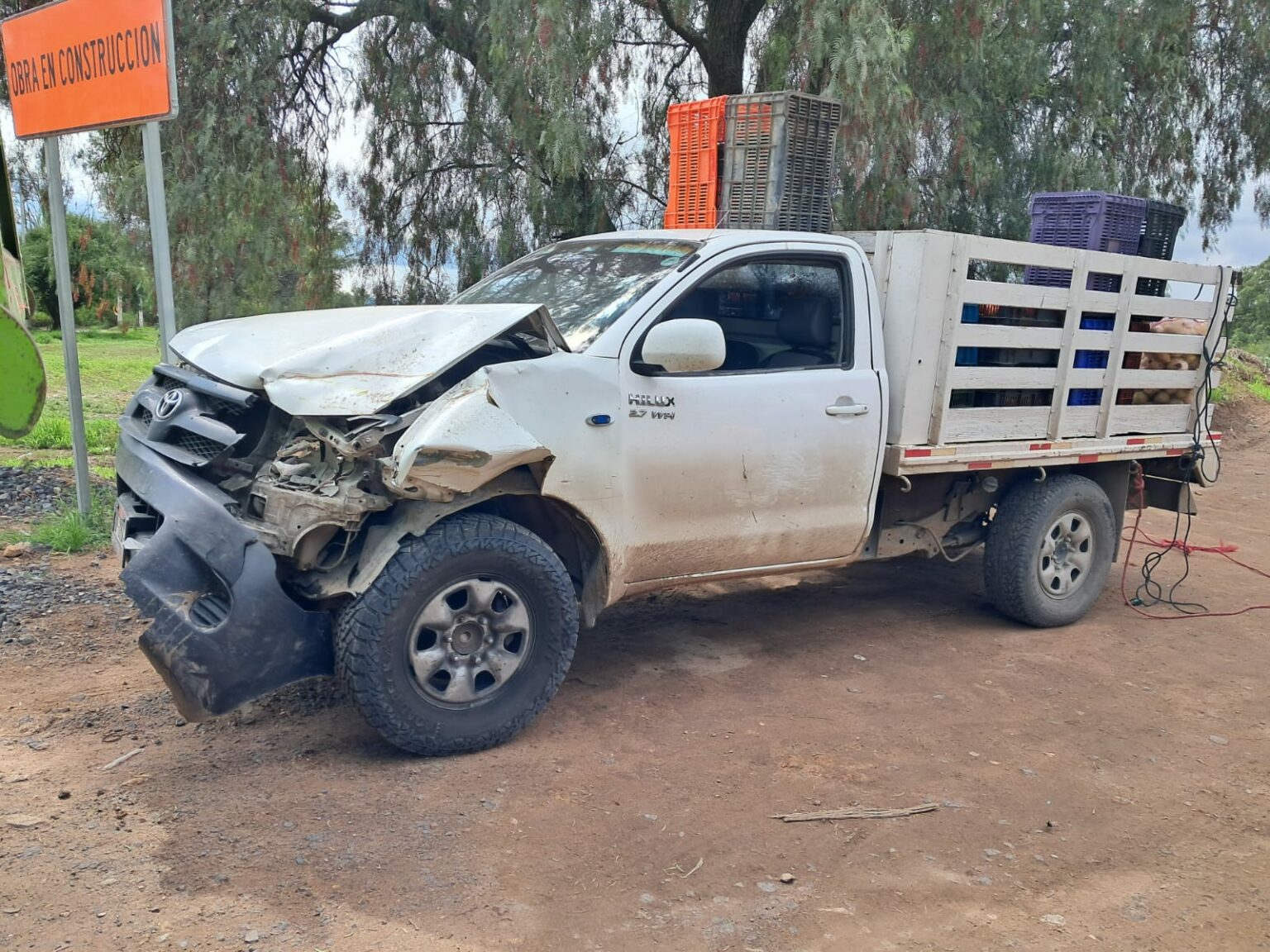 Choque entre camioneta y camión materialista deja cuantiosos daños ...