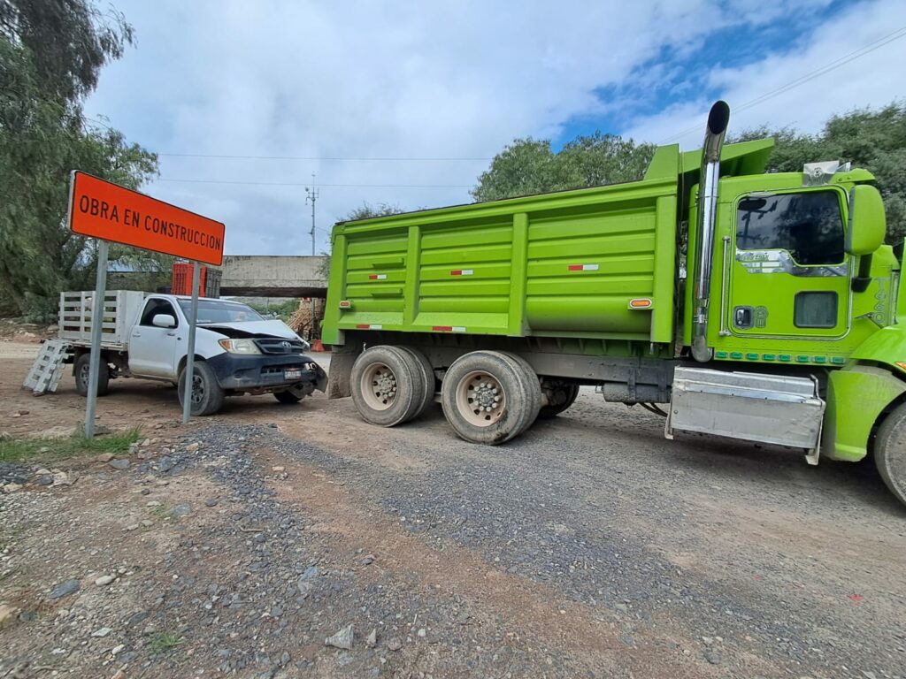 Choque entre camioneta y camión materialista deja cuantiosos daños ...