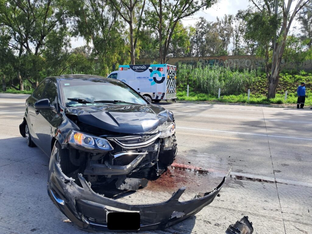 Ponchadura provoca choque contra muro en la México-Querétaro - Noticias ...
