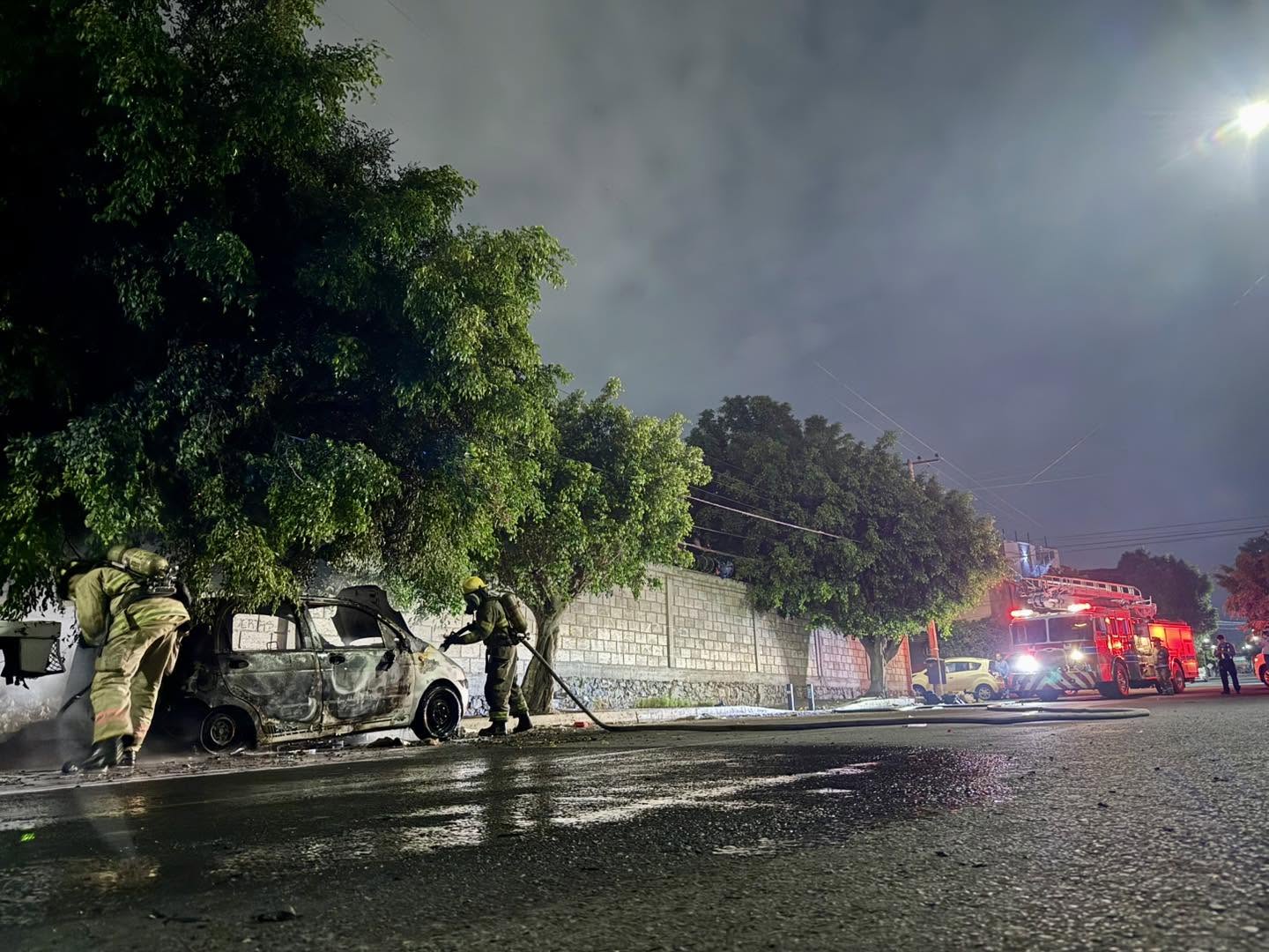Auto es consumido por las llamas en Casa Blanca - Noticias de Querétaro