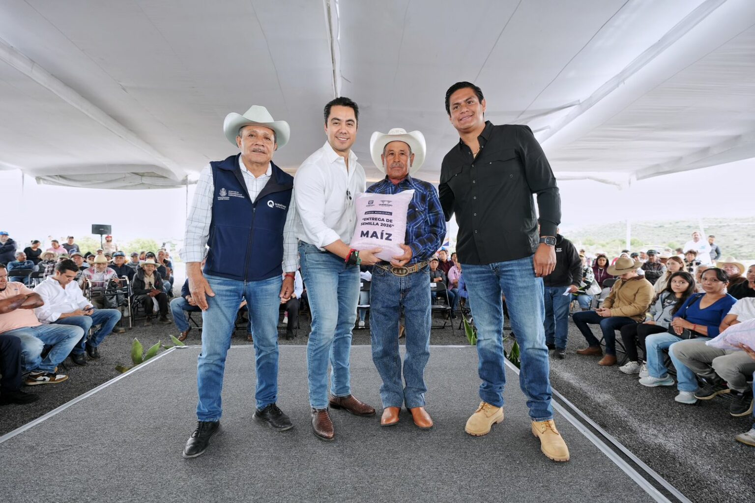 Entrega Felifer Macías apoyos agrícolas a más de 550 personas en ...